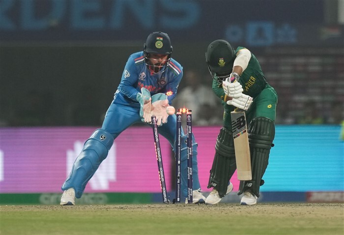 Ravindra Jadeja Flatten South Africa Batting - India VS South Africa World Cup 2023 Photos ...