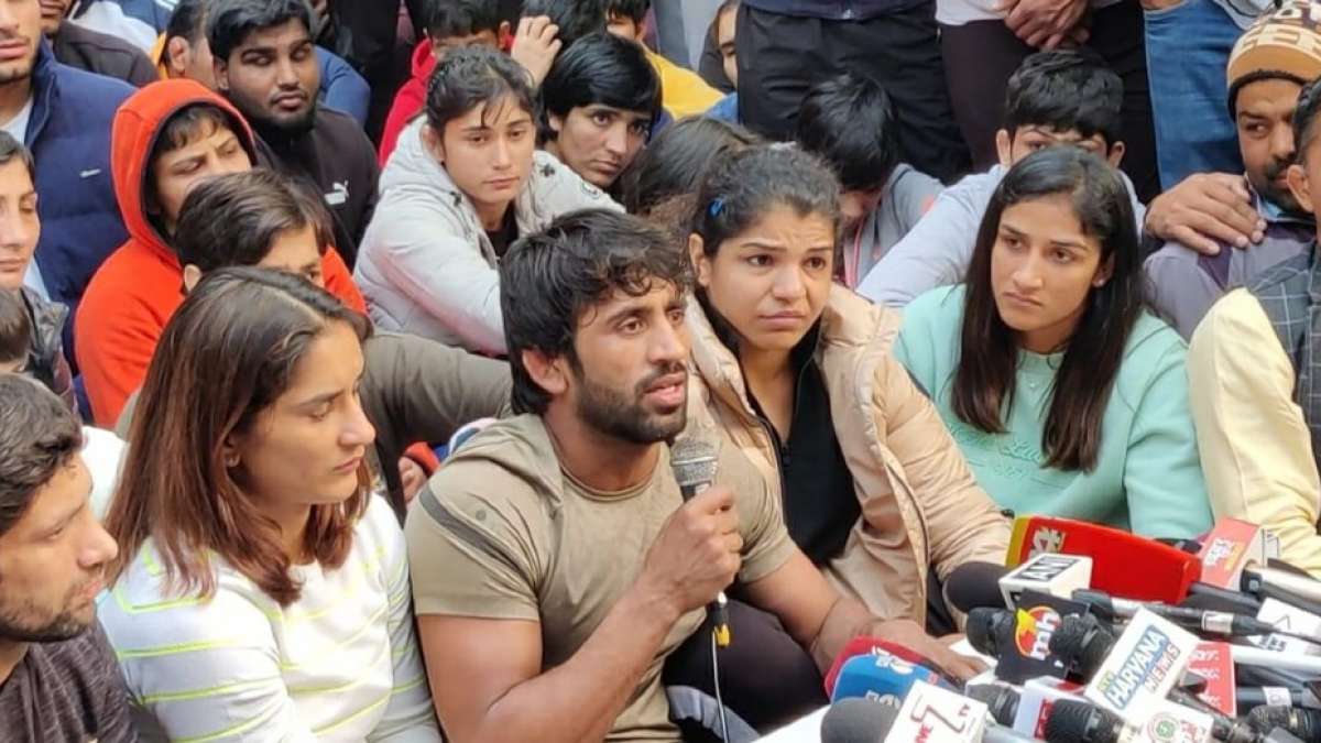 Protesting wrestlers refuse accusation of political backing - myKhel