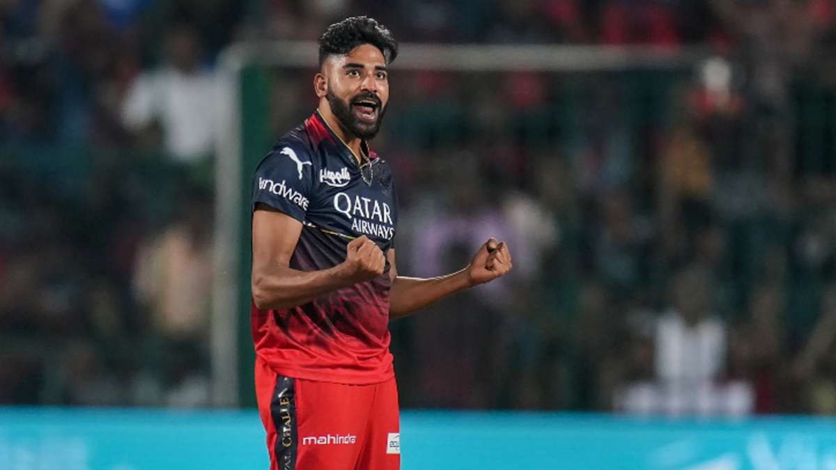 IPL 2023 RCB vs MI: Mohammed Siraj bowls 13 dot balls in Powerplay ...