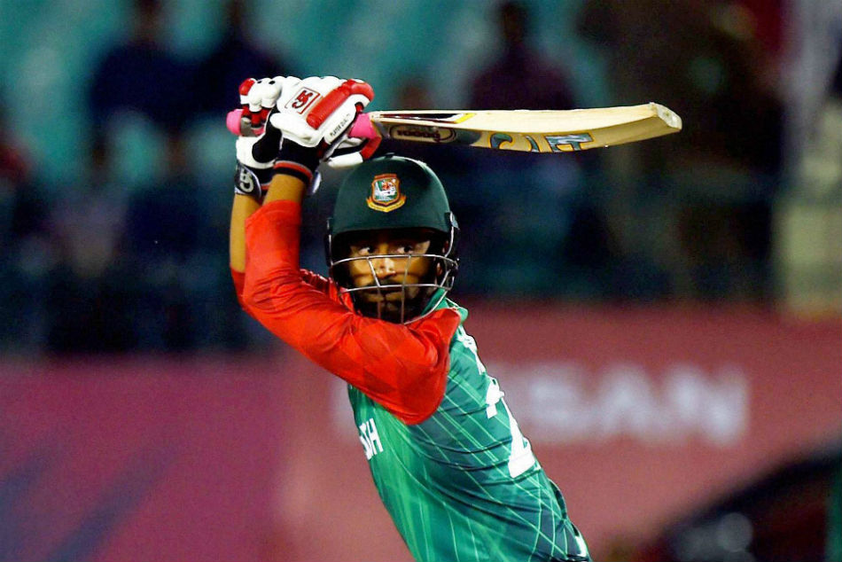 Broken wrist, brave heart - Tamim applauded for batting with one hand ...