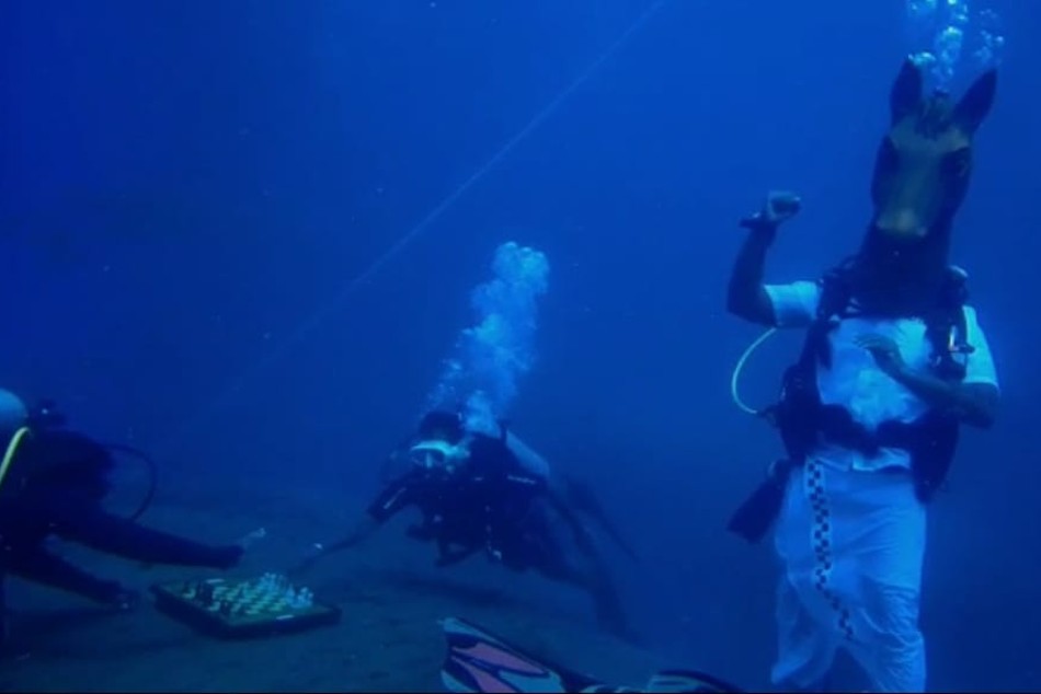 Chess Olympiad: Scuba divers play chess 60 feets below sea level ...