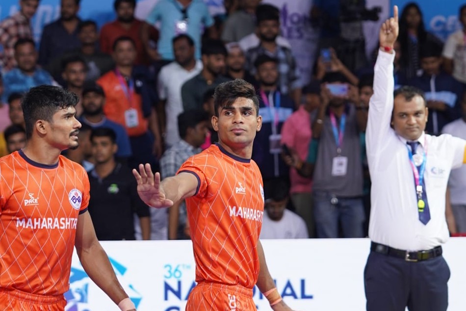 Pro Kabaddi League players Aslam Inamdar and Pankaj Mohite help ...