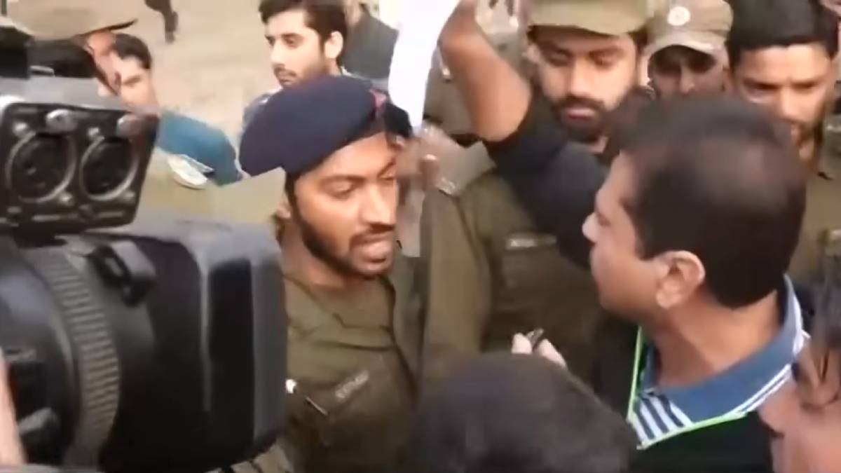 Pakistan journalists and police fight outside Lahore's Gaddafi Stadium ...