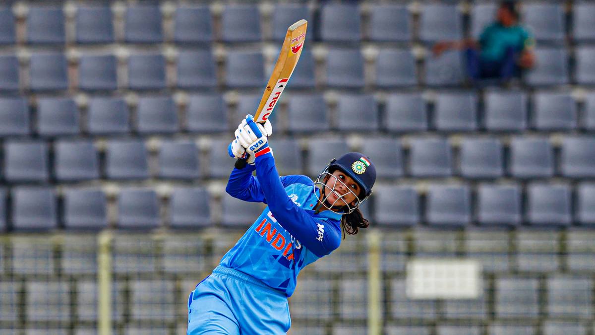 WPL Auction: Smriti Mandhana goes berserk with teammates as RCB buy her ...